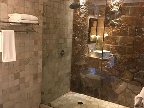 Quarto básico | Chuveiro