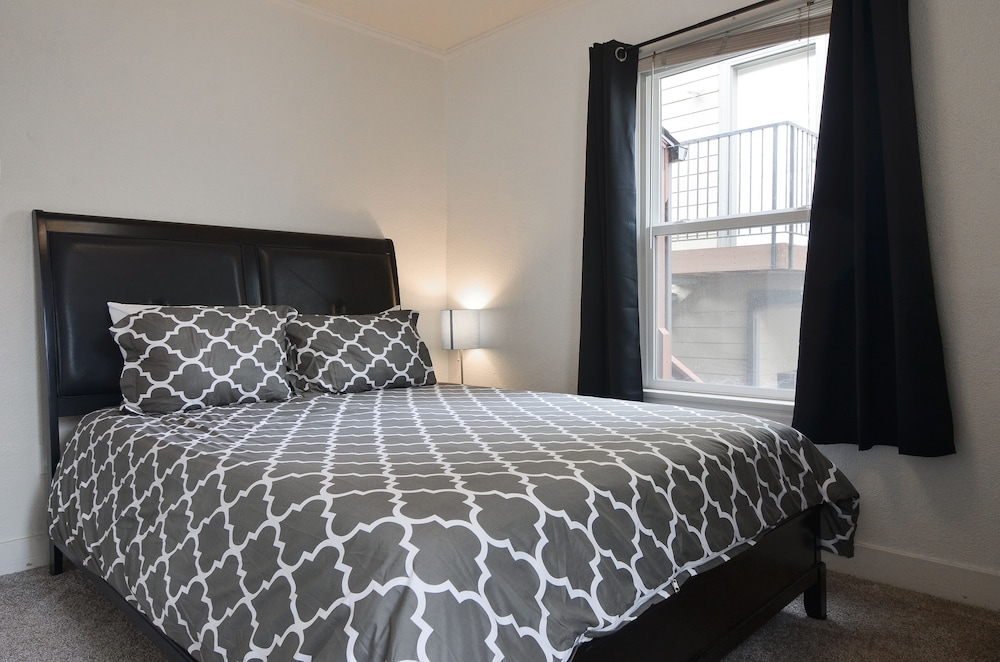 Central 2 Bedroom, Stocked Kitchen - Seattle, WA