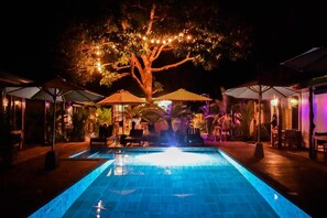 Piscina exterior, da(s) 8:00 à(s) 22:00, guarda-sóis 