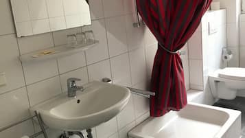 Apartamento Cidade | Casa de banho | Um polibã, um secador de cabelo, toalhas fornecidas, sabão