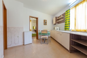 Apartamento Comfort, 2 quartos, Vista para a cidade | Kitchenette privada | Um frigorífico, um micro-ondas, utensílios de cozinha