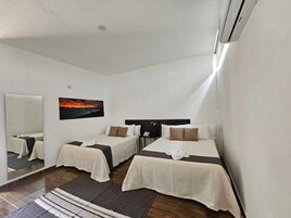 Quarto casal família, acessível para pessoas com deficiência física, vista para o vale | Espaço de trabalho para notebook, quartos à prova de som