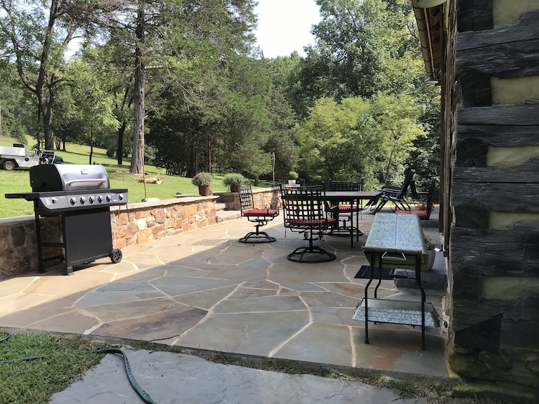 Historical Dogtrot Chestnut Log Cabin. - Virginia
