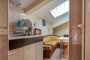 Apartamento Clássico | Kitchenette privada | Uma chaleira elétrica, utensílios de cozinha 