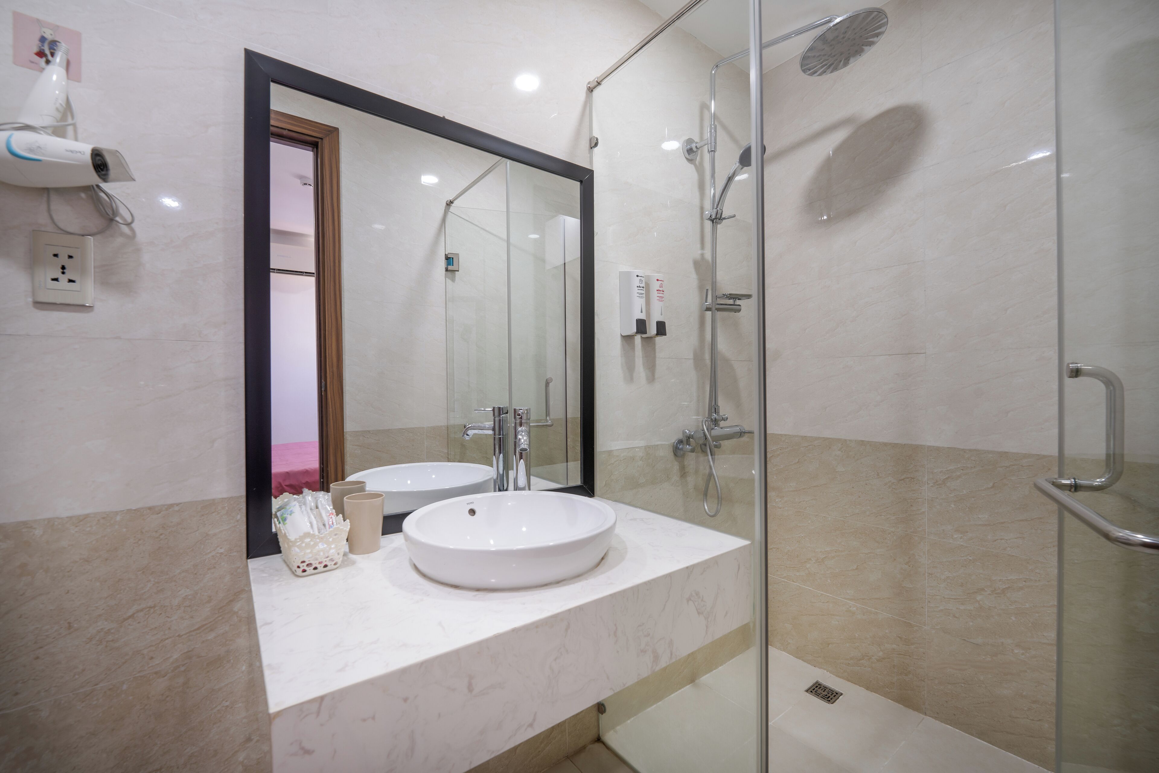 Quarto Duplo Deluxe | Casa de banho | Um polibã, artigos de higiene pessoal grátis, um secador de cabelo 