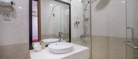 Quarto Duplo Deluxe | Casa de banho | Um polibã, artigos de higiene pessoal grátis, um secador de cabelo