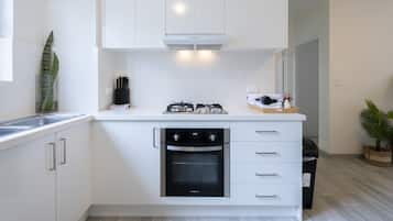 Apartamento luxo | Cozinha privada | Geladeira, micro-ondas, fogão, cooktop