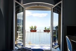 Quarto Duplo ou Twin Deluxe, varanda, vista para o mar | Lençóis de algodão egípcio, roupa de alta qualidade, cofre no quarto 