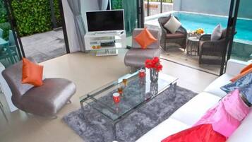 Villa | Sala de estar | Televisor de ecrã plano de 32 polegadas com canais por cabo, televisor
