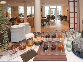 Pequeno-almoço tipo buffet diário (24.90 EUR por pessoa)