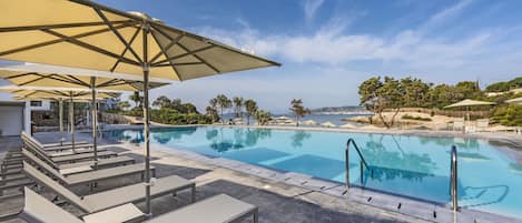 Piscina exterior, guarda-sóis, espreguiçadeiras