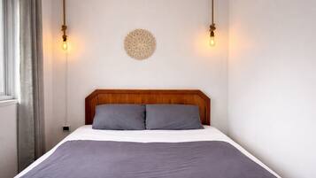 Quarto Duplo, 1 cama queen-size, casa de banho privativa | Cortinas/cortinados opacos, Wi-fi grátis, roupa de cama fornecida