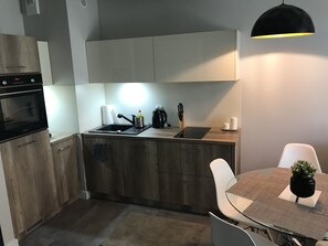 Geladeira, micro-ondas, fogão, cooktop