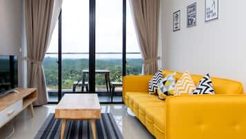 Apartamento família, 3 quartos, vista para a cidade | Área de estar | Smart TV