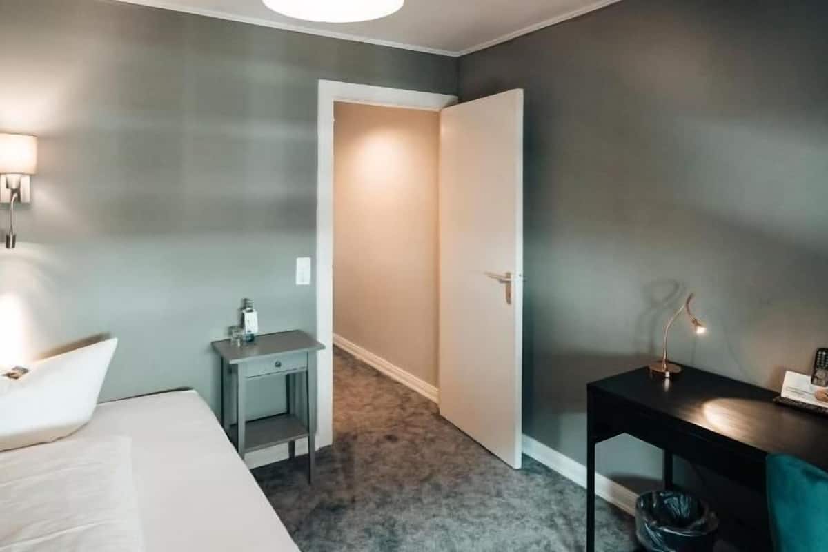 Roupas de cama antialérgicas, individualmente mobiliados, escrivaninha