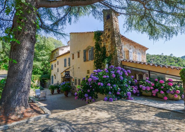 Hôtel Les 3 Barbus - Anduze