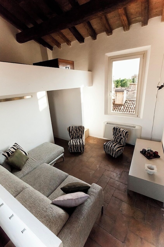 Kleine Toren Over De Daken - Modena