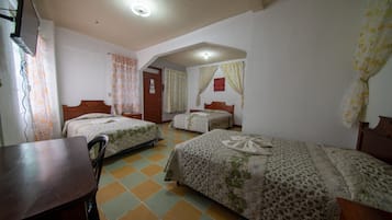 Quarto triplo standard, vista para a montanha | 4 quartos, edredons de pluma, cortinas blackout