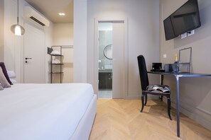 Quarto casal luxo, vista para a cidade | 1 quarto, frigobar, individualmente mobiliados, escrivaninha