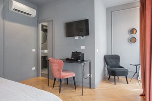 Quarto casal luxo, vista para a cidade | 1 quarto, frigobar, individualmente mobiliados, escrivaninha