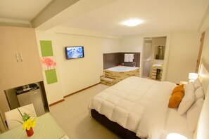 Suíte júnior, 1 cama King, banheira de hidromassagem | Cofres nos quartos, escrivaninha, ferros/tábuas de passar roupa