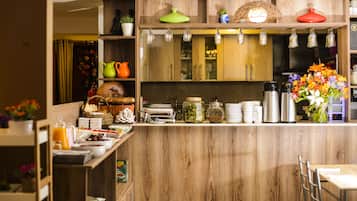 Café da manhã completo grátis todos os dias