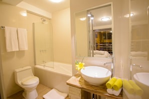 Quarto luxo, 1 cama King | Banheiro | Chuveiro/banheira combinados, secador de cabelo, toalhas de banho 