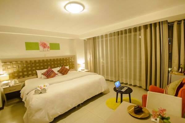 Quarto luxo, 1 cama King | Cofres nos quartos, escrivaninha, ferros/tábuas de passar roupa