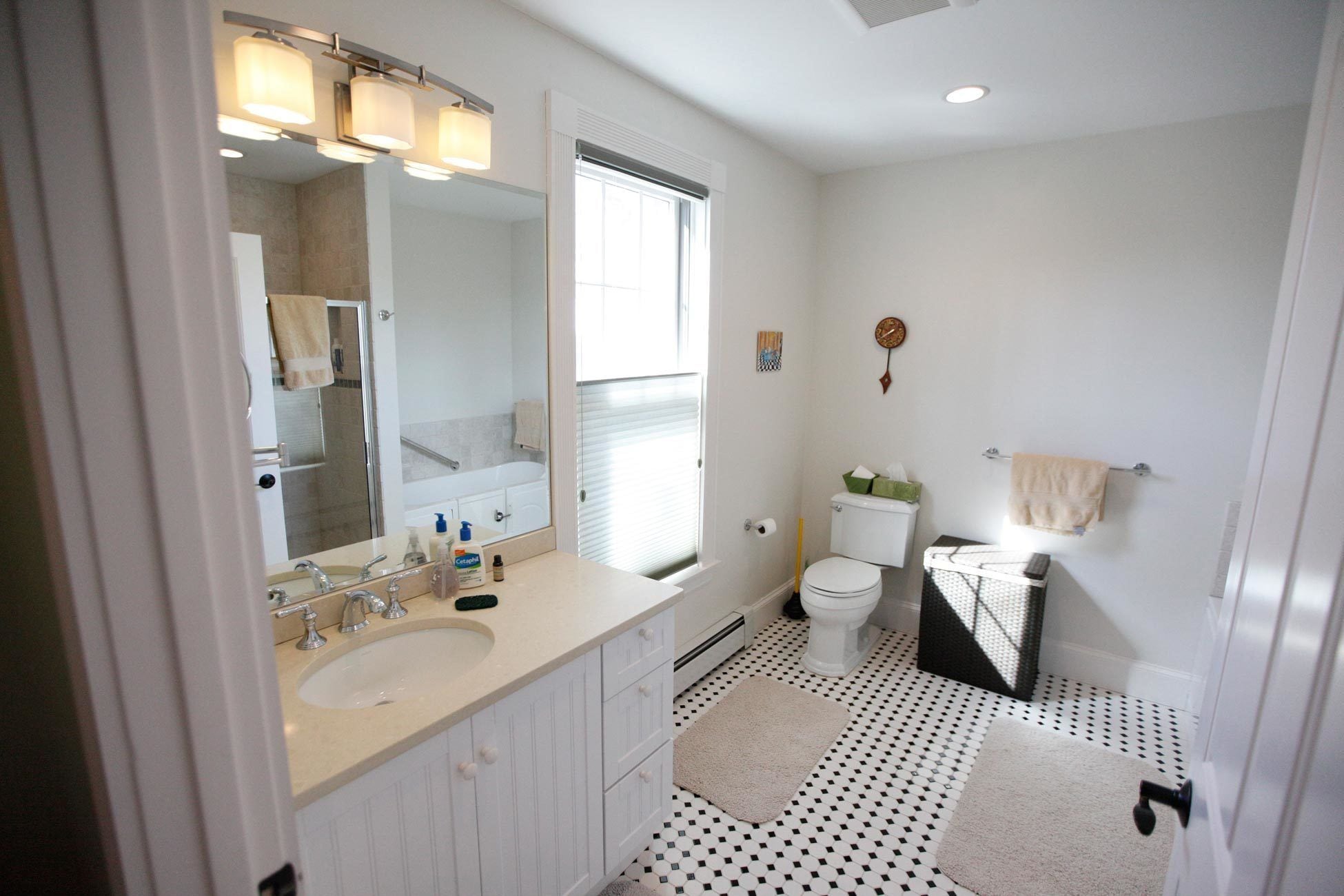 Quarto standard, 1 quarto, para não fumantes (King Suite) | Banheiro | Secador de cabelo, roupões de banho, chinelos, toalhas de banho
