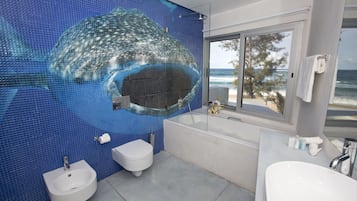 Quarto casal luxo | Banheiro | Secador de cabelo (mediante solicitação), roupões de banho, bidê