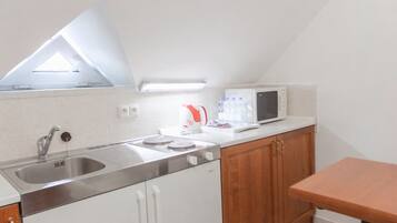 Apartamento, 2 quartos | Cozinha privada | Um frigorífico, uma cafeteira/bule, uma chaleira elétrica
