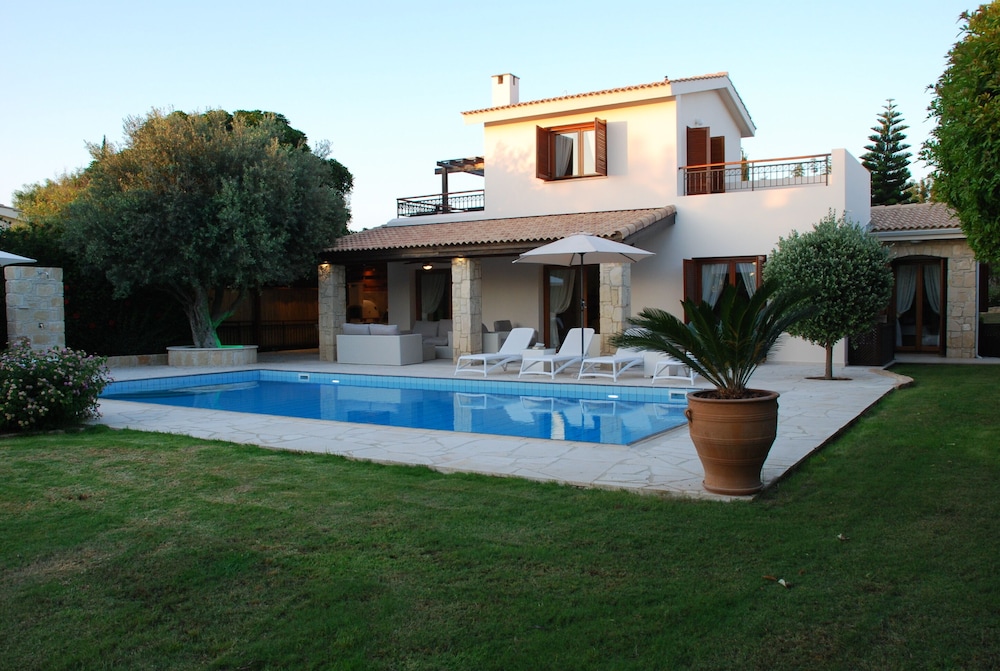3 Bedroom Villa Pera 12 With 10x5m Private Pool, Within Walking Distance To Resort Village Square, Resort Facilities, Aphrodite Hills - Cyprus