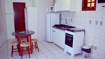 Estúdio Tradicional | Cozinha privada | Um frigorífico/congelador grande, um micro-ondas, uma placa de cozinha