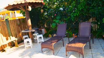 Piscina exterior, espreguiçadeiras