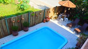 Piscina exterior, espreguiçadeiras