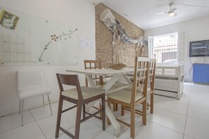 Casa família, várias camas, vista para a cidade | Opções para refeição no quarto