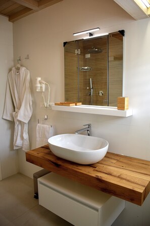 Quarto Duplo Superior, várias camas, kitchenette, vista para a montanha | Casa de banho | Um polibã, artigos de higiene pessoal grátis, um secador de cabelo 