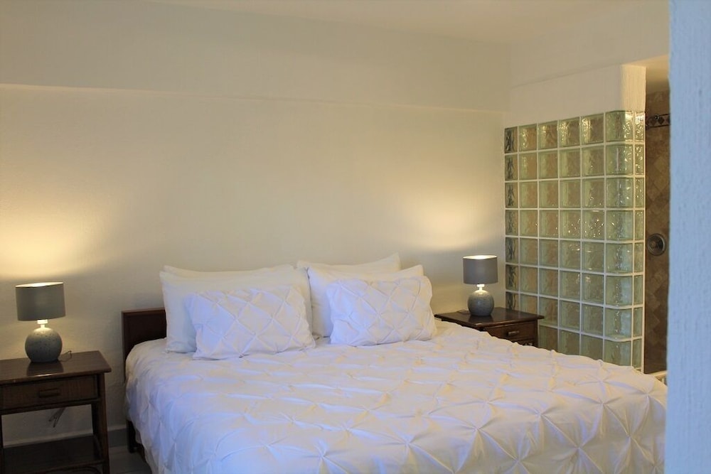 Large Condo W/ 2 Suites, 60ft Terrace, Grill, 1blk To Beach/2 Blk To Downtown - Cabo San Lucas