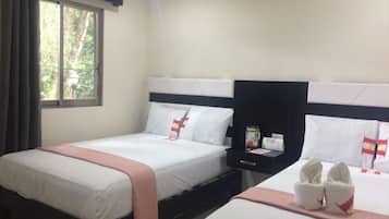 Quarto Quádruplo Standard, 2 camas de casal | Secretária, cortinas/cortinados opacos, ferro/tábua de engomar