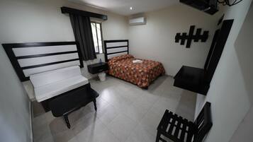 Quarto Duplo Standard | Secretária, cortinas/cortinados opacos, ferro/tábua de engomar