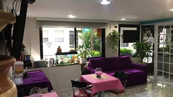 Café da manhã com buffet grátis todos os dias