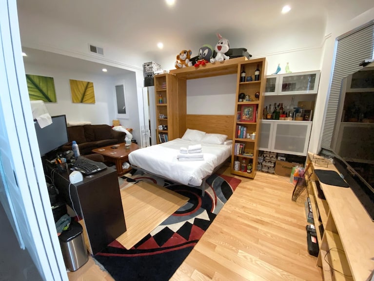 Beautifully Updated, This Modern Apartment Blends Contemporary Design With The Rich History Of The Castrojust Steps From Harvey Milks Former Home And Iconic Camera Shop, And Above A Favorite Neighborhood Coffee Spot. - Pacific Heights - San Francisco