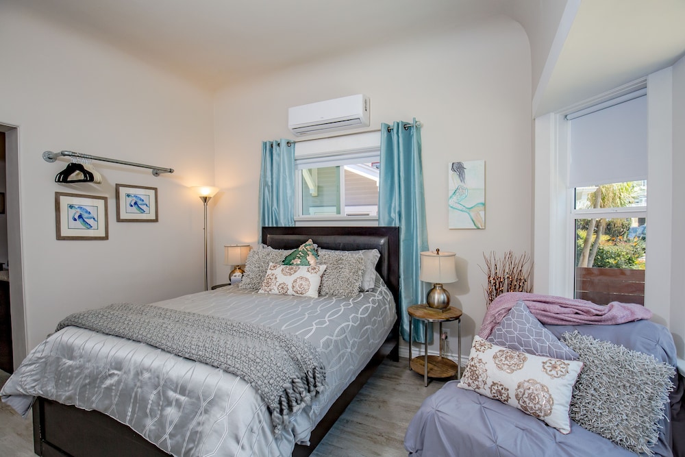 Newly Remodeled Studio Walkable To Downtown, New Jacuzzi, Fire Pit, Bbq! - Downtown San Diego - San Diego