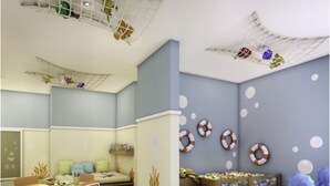 Quarto com área de recreação, espaço de estar com mesa e cadeiras, e parede decorada com padrões circulares e um enfeite de cavalo-marinho.