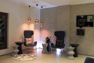 Área de estar no saguão