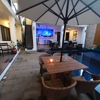 Piscina exterior, da(s) 7:00 à(s) 22:00, espreguiçadeiras