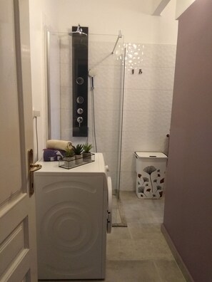 Apartamento, Vista para a cidade | Casa de banho | Um secador de cabelo, toalhas fornecidas 
