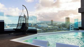 Piscina no piso superior