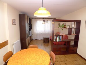 Apartamento (2 Bedrooms) | Sala de estar | Televisor de 21 polegadas com canais via satélite