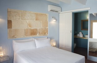 Suite, 1 cama king-size, banheira de hidromassagem | Quartos insonorizados, Wi-fi grátis, roupa de cama fornecida 